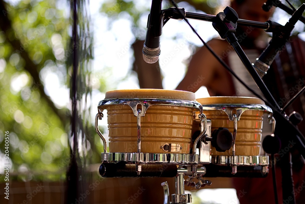 Bongo percussion instrument de musique en concert en extérieur au ...