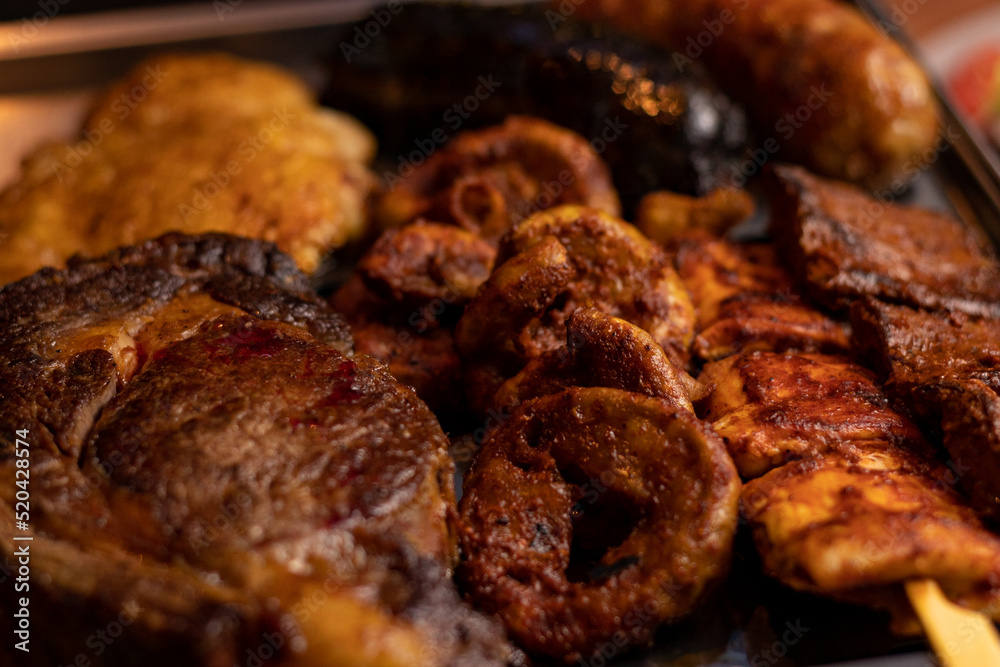Parrillada, parrilla asado con vegetales, ensalada, papas Stock Photo ...