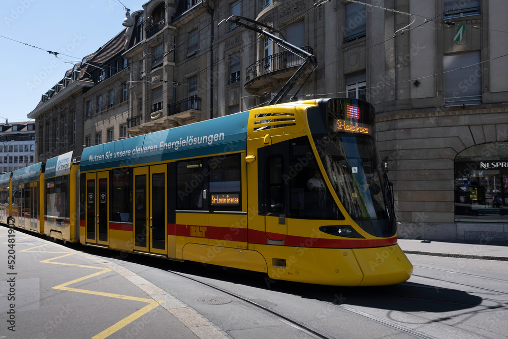 Foto de BASEL, SWITZERLAND - JULY 10 2022: Electric tram of the public ...