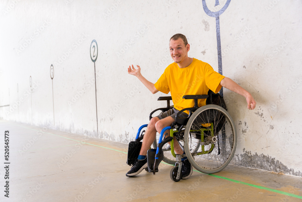 Foto de A disabled person in a wheelchair at a Basque pelota game fronton having fun do Stock ...