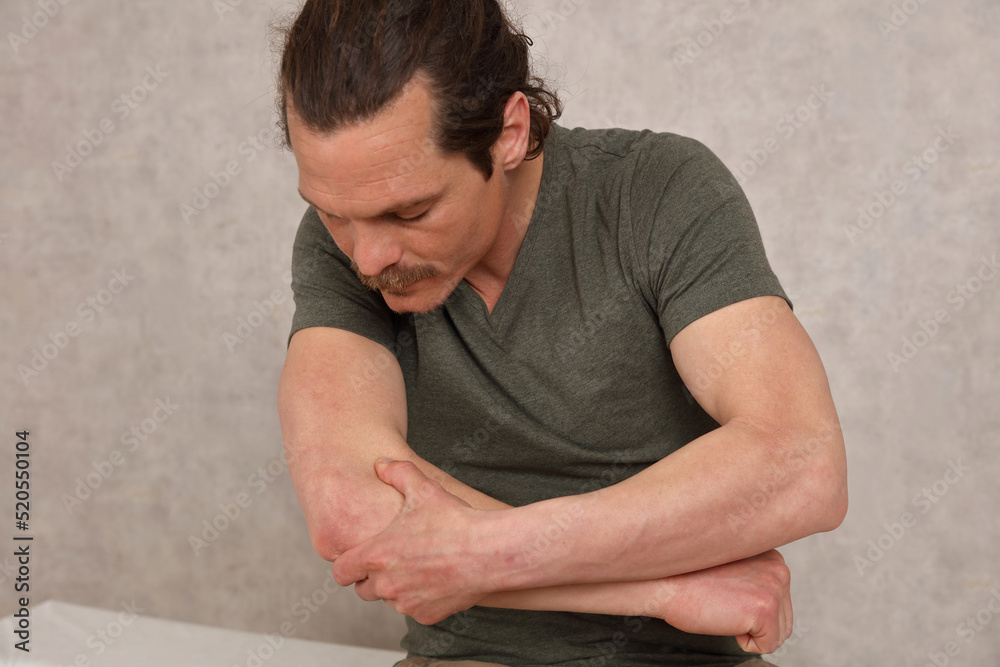 Food allergy symptoms redness, skin rash, swelling . worried patient ...