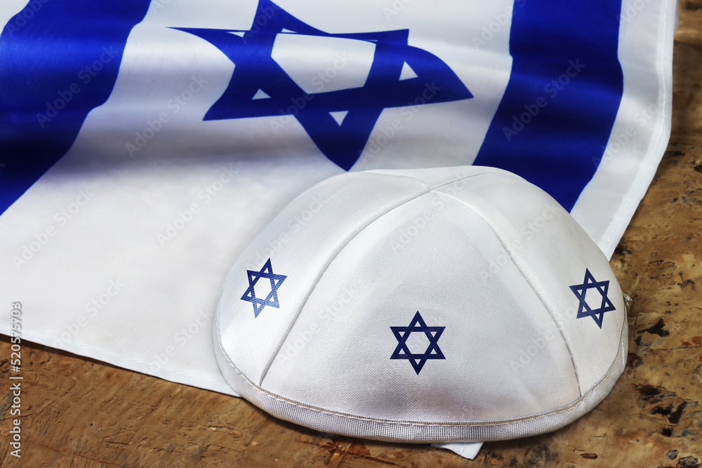 Foto de Kippah with the Flag of Israel in the background. Concept ...