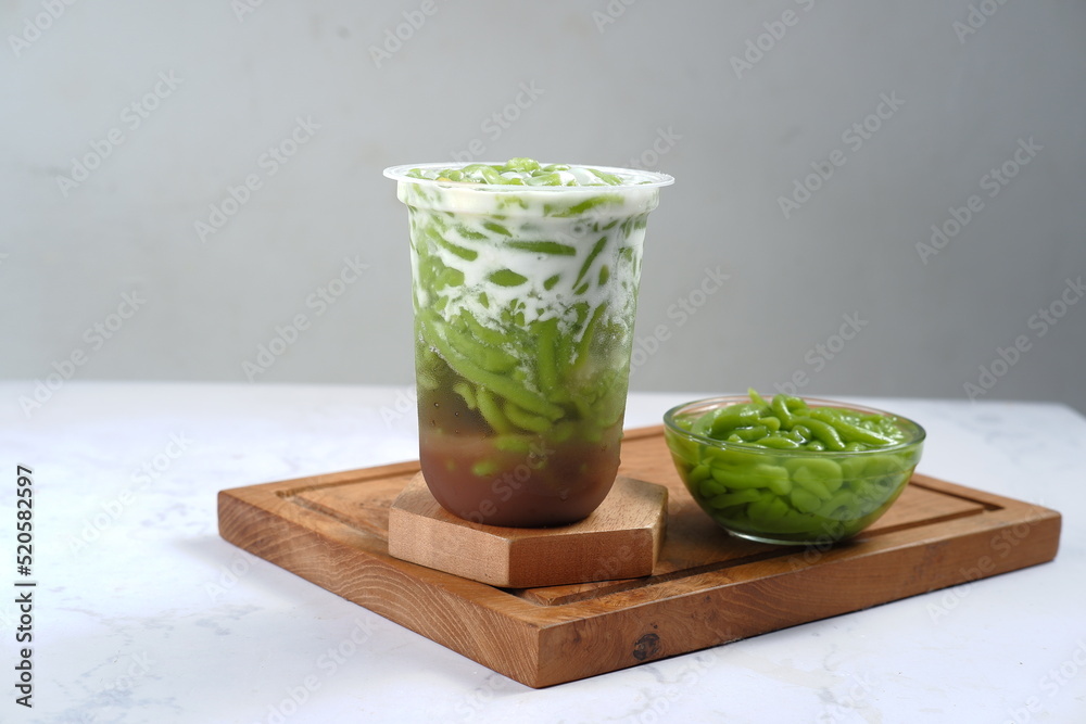 es Cendol or lod chong is a sweet ice dessert made from pandan short ...