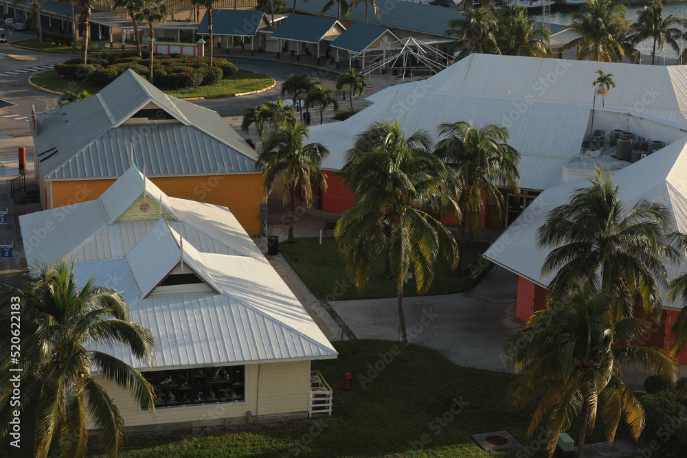 Foto de Colorful huts from the bird eye view in Freeport, the Bahamas ...