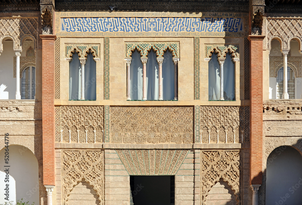 Reliefs et tuiles sur la façade du Palais mudéjar ou Palais du roi ...