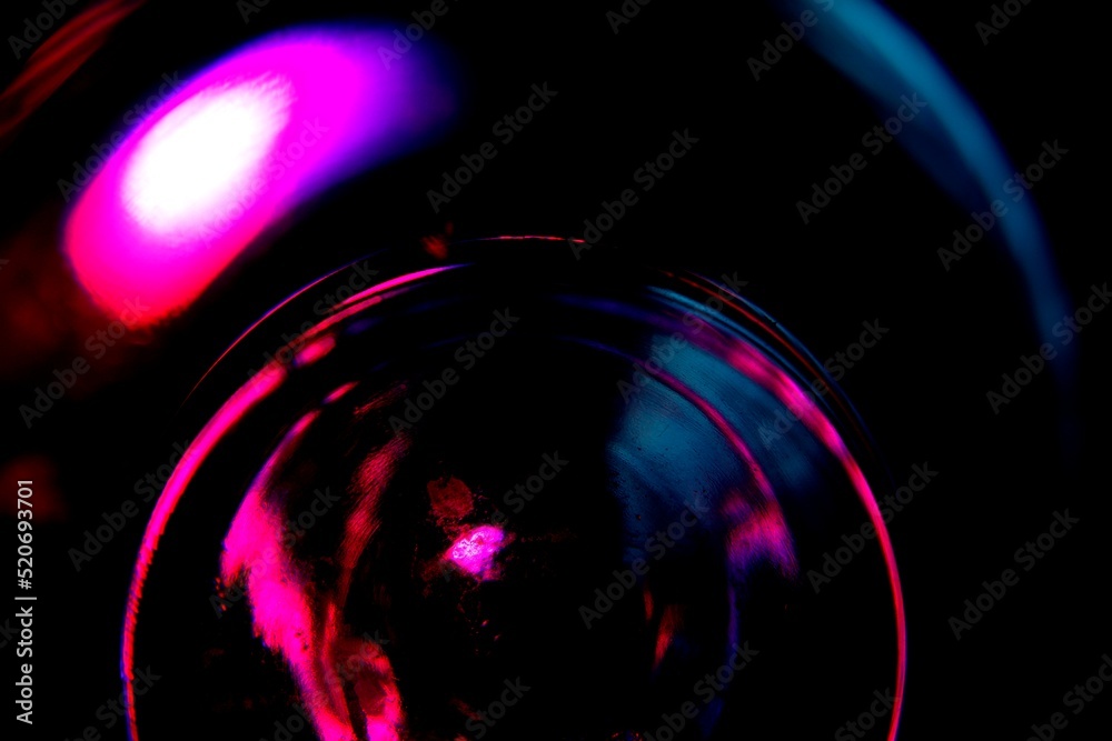 Luz de neòn a travès de un cristal con movimiento de rotaciòn y ...