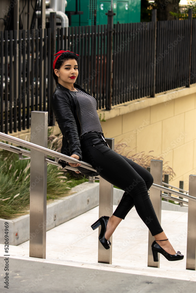 Foto de Rockabilly girl on vespa and modeling pinup style at urban city ...