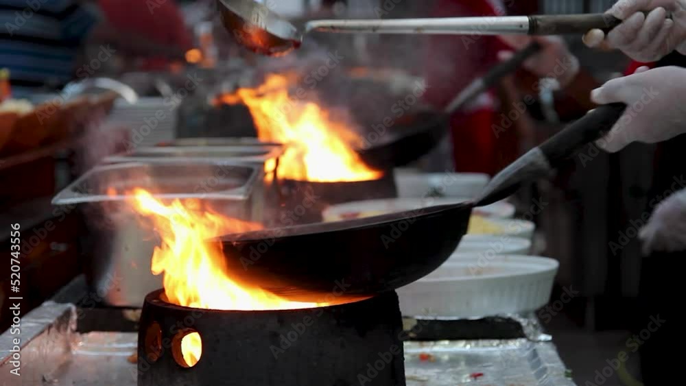 Vídeo do Stock: Chef Cooking A Stir-Fried Dish In Flaming Pan. Chef ...