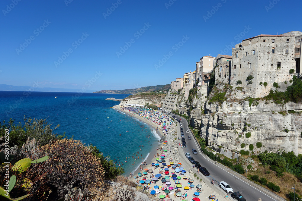 Tropea, Italia.1 agosto 2022. La spiaggia della Rotonda affollatta nella prima giornata di ...