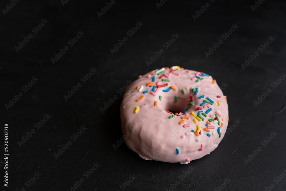 detalle de pan de dona o rosquilla glaseada con chispas de colores y ...