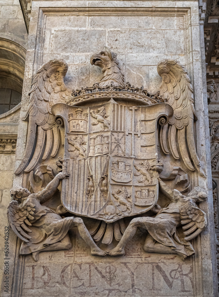 Escudo imperial tallado en piedra en una columna exterior de la ...