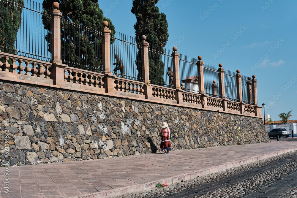 Persona caminando sobre las calles coloniales del centro historico de ...