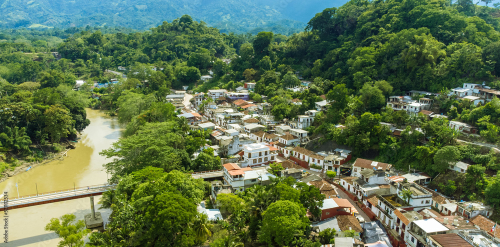 Poster Vista aérea con drone pueblo mágico de Tapijulapa Tacotalpa Tabasco Villaluz Pue – Wall ...