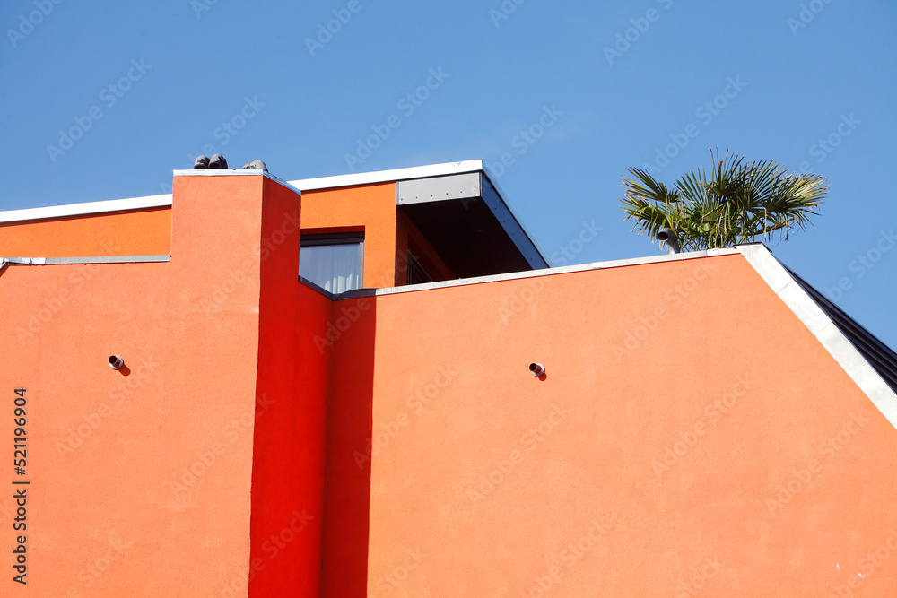 Dach, rote Hauswand, Dachkante, Blauer Himmel, Deutschland Stock Photo ...
