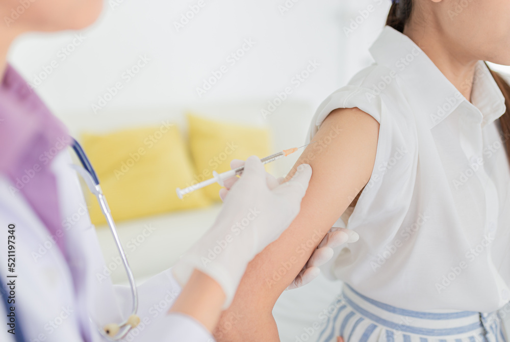 Foto de doctor inject vaccine to woman, Deltoid muscle injection ...