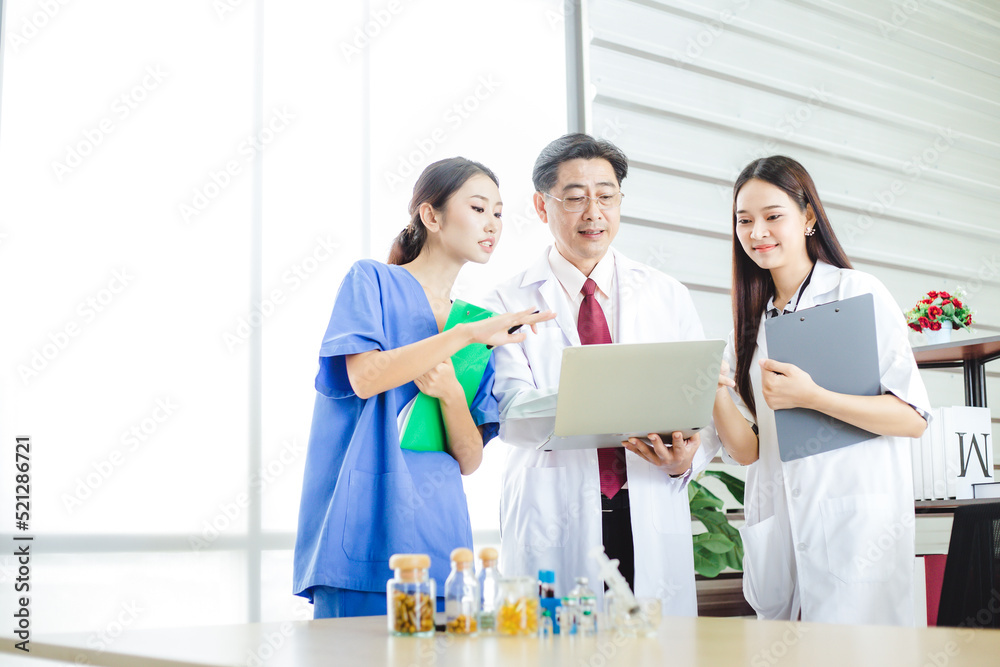 Team of doctors having a meeting at modern medical office. Medical team ...