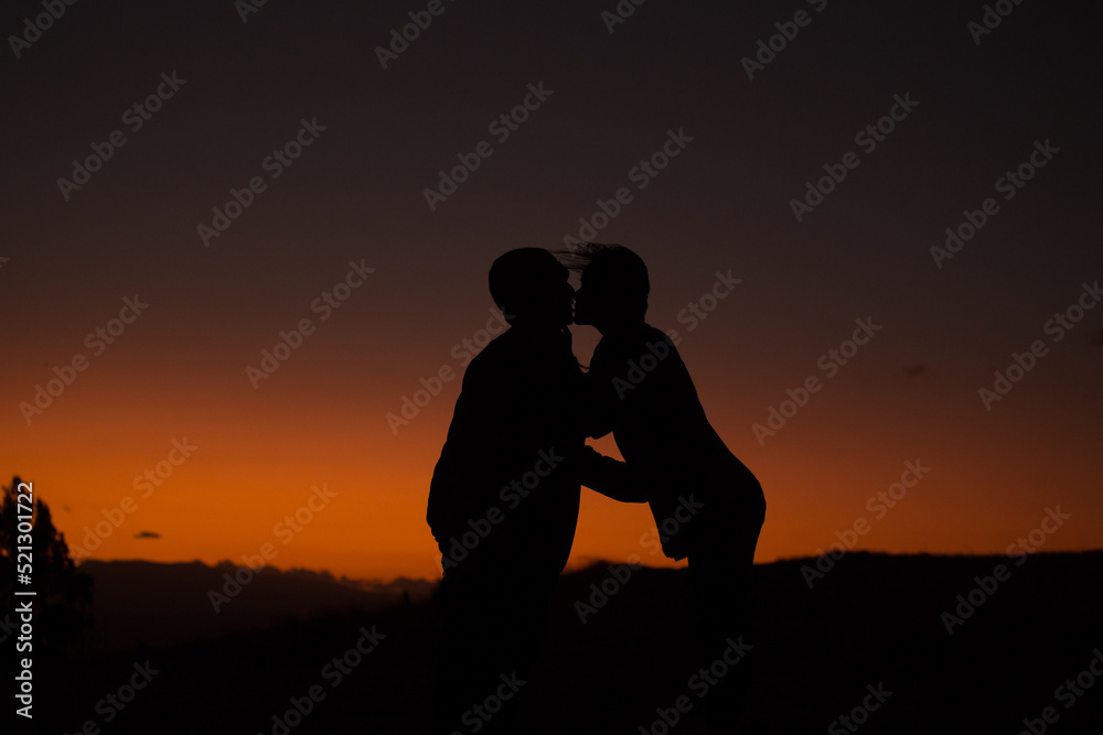silueta de pareja dándose un beso al atardecer. Concepto de personas y ...