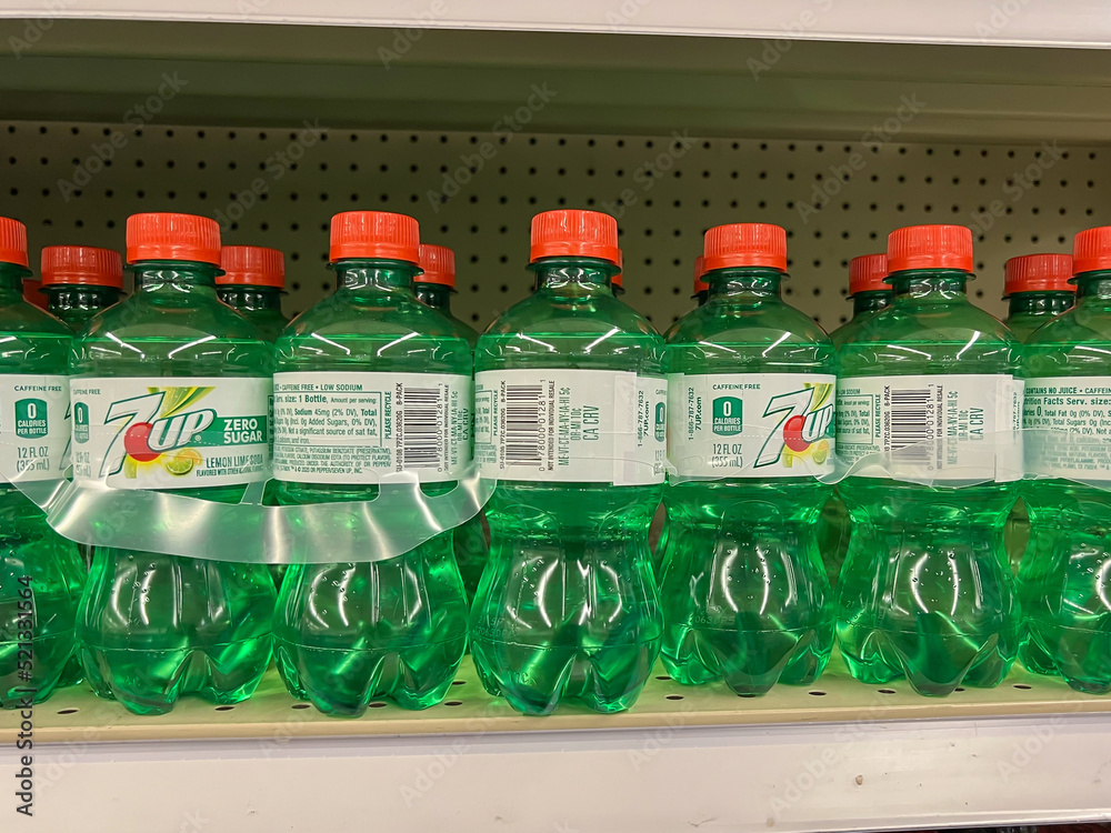 Foto de Pearland, Texas, USA - March 11, 2022: - 7up Zero Sugar 12 Fl ...