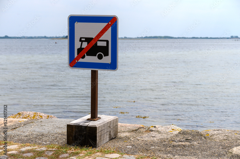 Schild mit Wohnmobil verboten Stock Photo | Adobe Stock