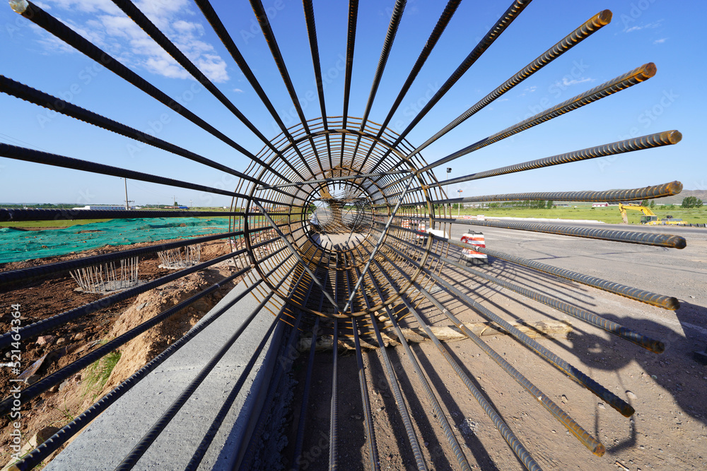Rolls of steel wire mesh for building construction，A grid of steel bars ...