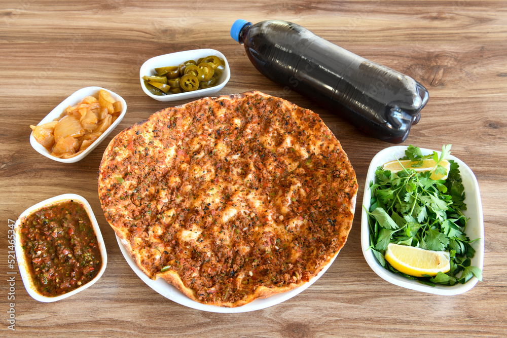 Foto de Turkish pita with minced cubed meat and cheese (Turkish name ...