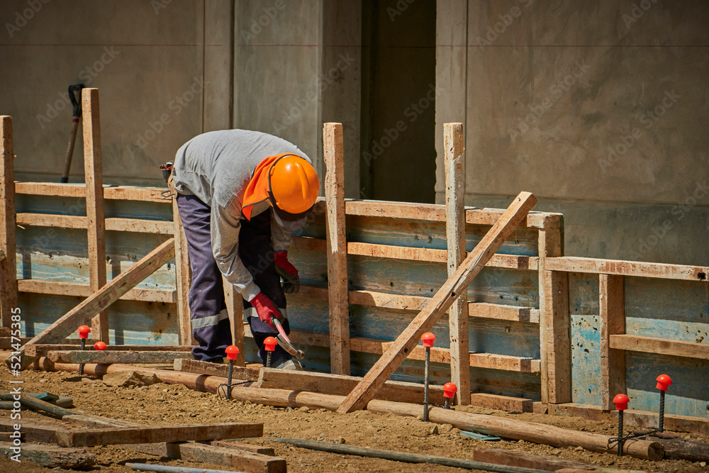Trabajador de obra, martillando madera con todos sus implementos de ...