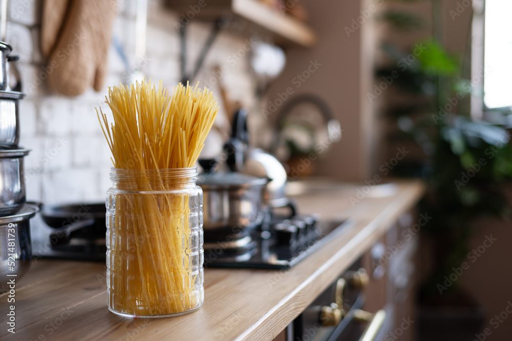 The photo shows pasta in a jar, which stands on the kitchen table ...