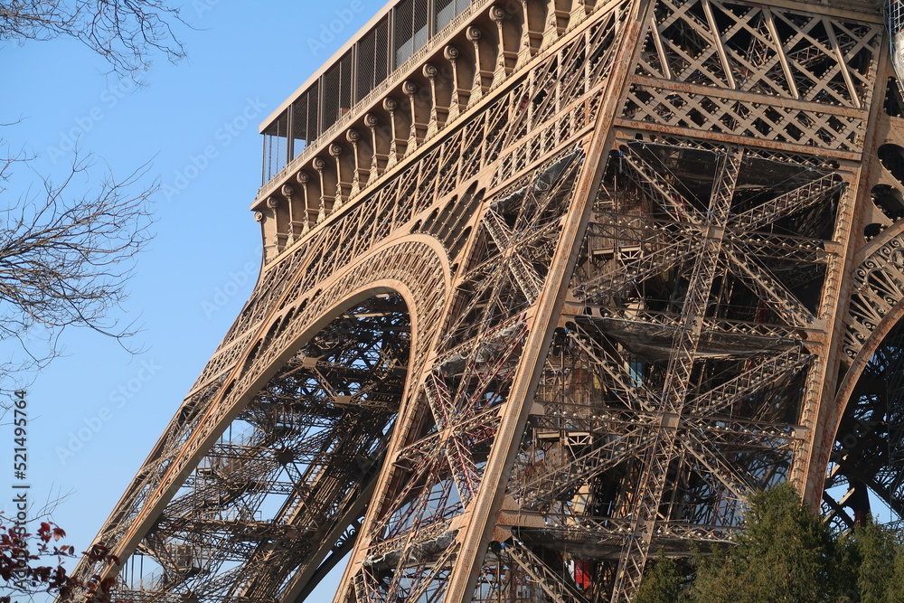 Détail de la structure de la tour Eiffel, célèbre monument de la ville ...
