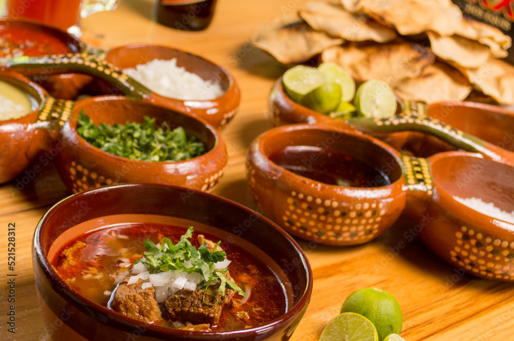 Menudo, pozole, gastronomía mexicana, salsa, picante y desayuno con ...