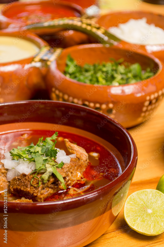Menudo, pozole, gastronomía mexicana, salsa, picante y desayuno con ...