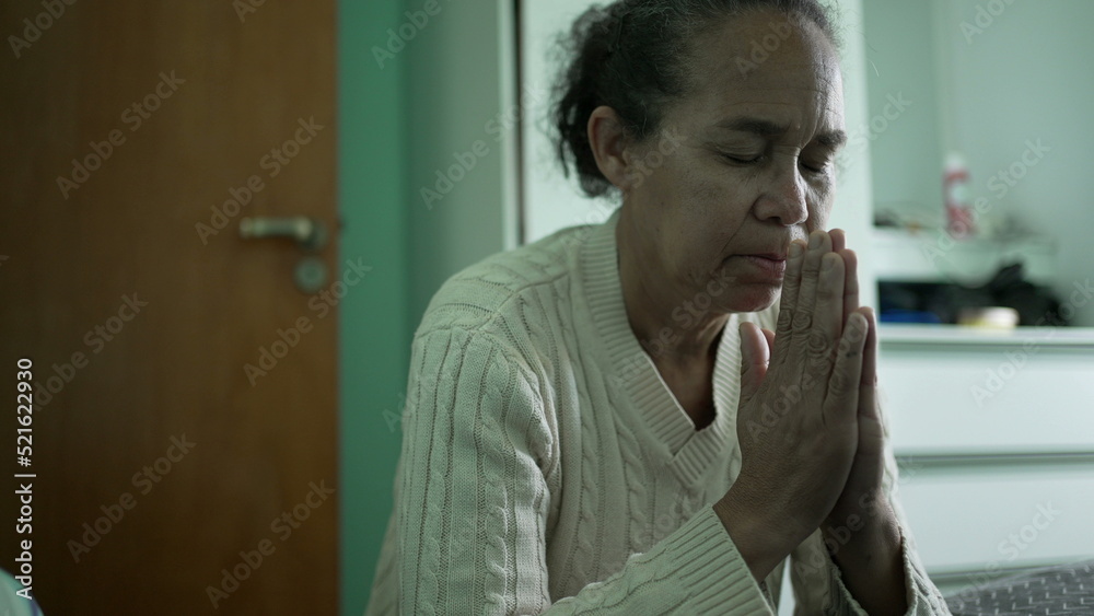 Foto de Brazilian older woman praying to God. Faithful and Spiritual ...