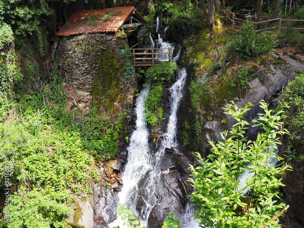 Stockfoto cascada de aguas bravas bajando sobre las rocas del río ...