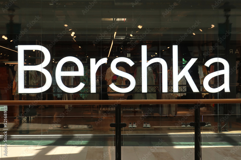 Foto de Bershka signage, logo at the clothing retail store in Arkadia ...