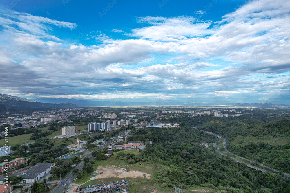 Colombia - Ibague, vista de dron con una montaña, la ciudad de ibague ...