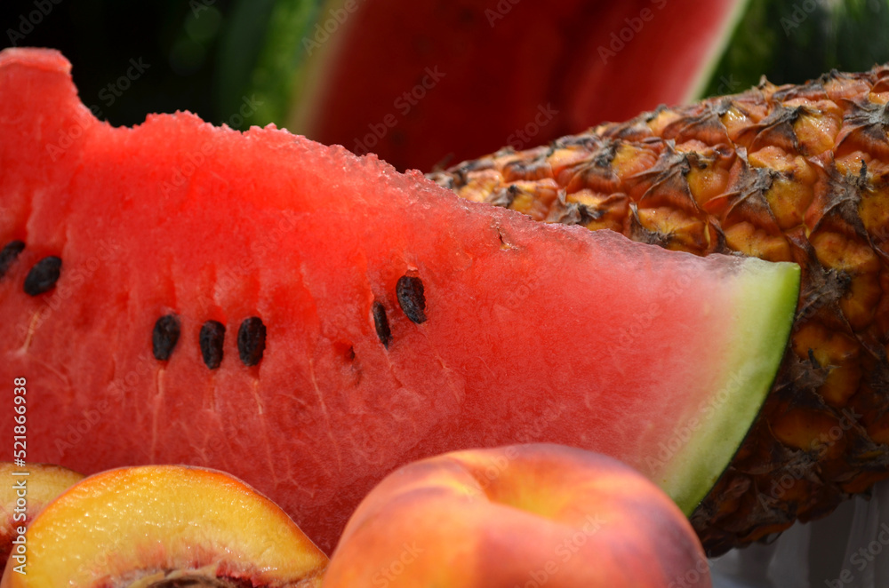 Deliciosas y frescas frutas de verano / sandía, ananá/piña, durazno ...