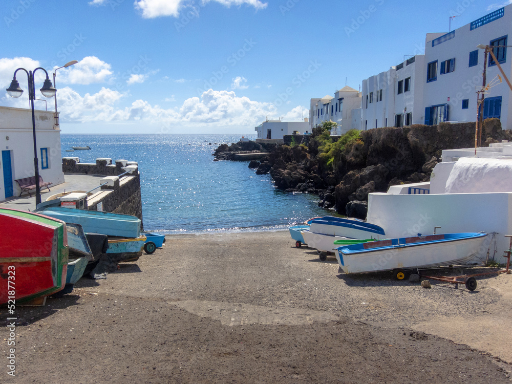 Entrada al mar turquesa de Lanzarote, rodeada de pequeños botes ...