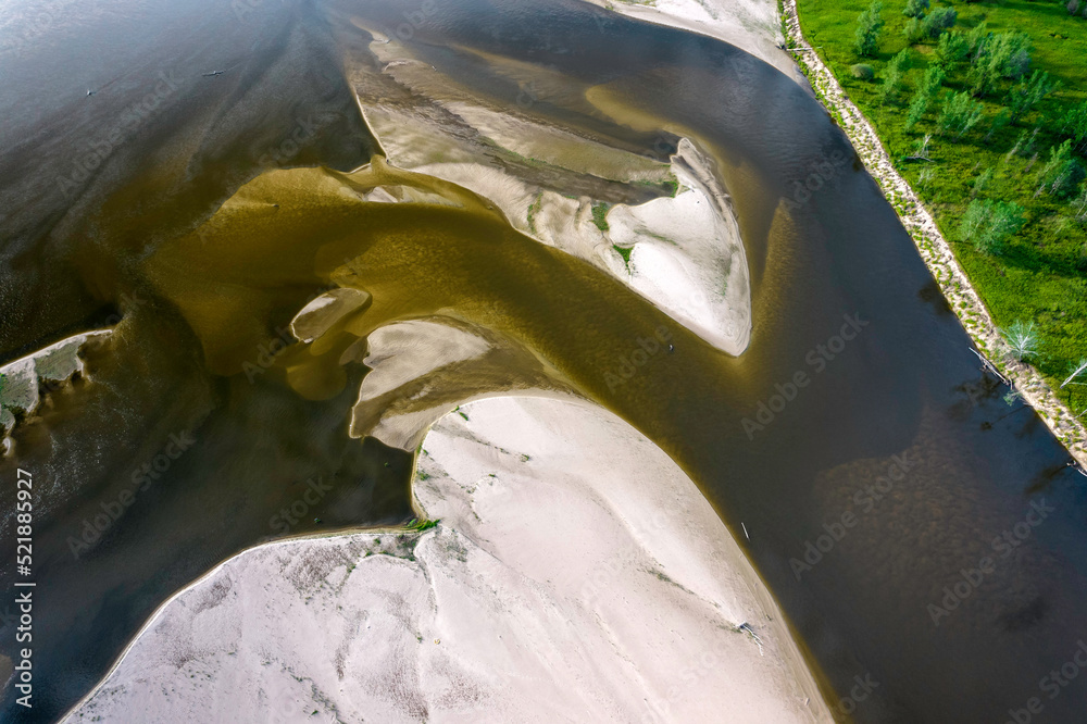Wisła, największa polska rzeka. Widok z drona w okolicach Warszawy ...