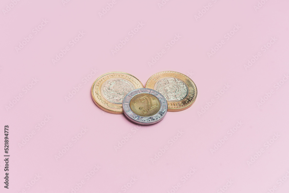 Dos monedas de 10 pesos mexicanos y moneda de 2 pesos mexicanos sobre ...