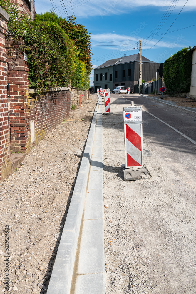 Réfection de trottoir et caniveau dans une rue. Pose de bordures en ...