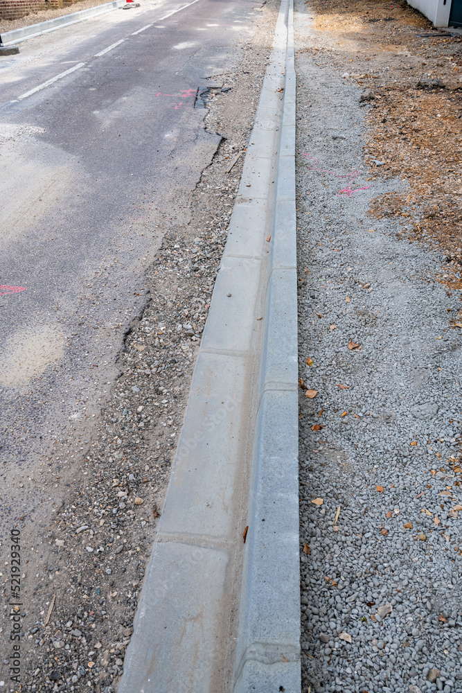 Réfection de trottoir et caniveau dans une rue. Pose de bordures en ...