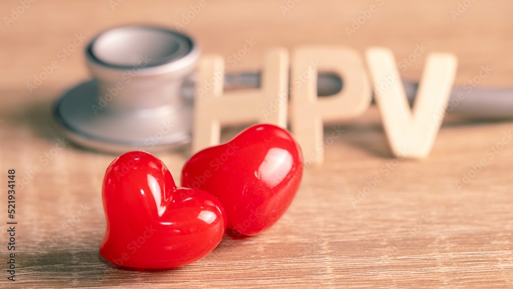Foto de Stethoscope with wooden text " HPV and two plastic hearts" put ...