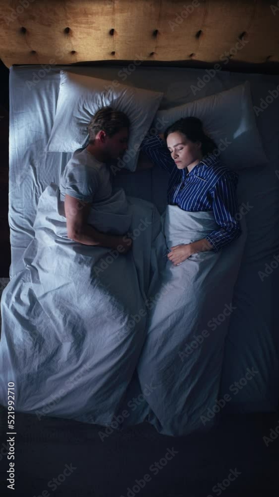 Vídeo do Stock: Top View Vertical Screen Apartment: Happy Young Couple ...