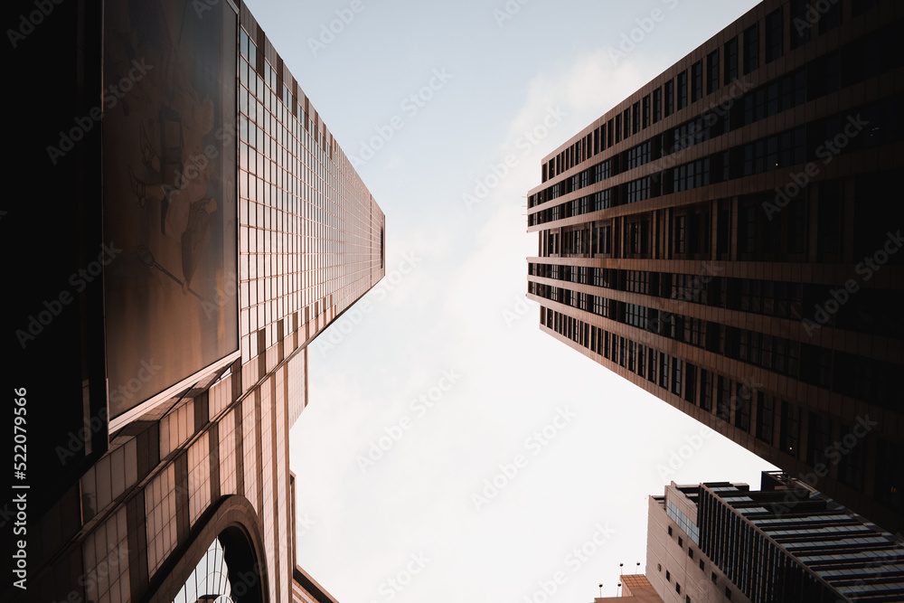 un día de paseo por la ciudad con la mirada en los rascacielos usados ...