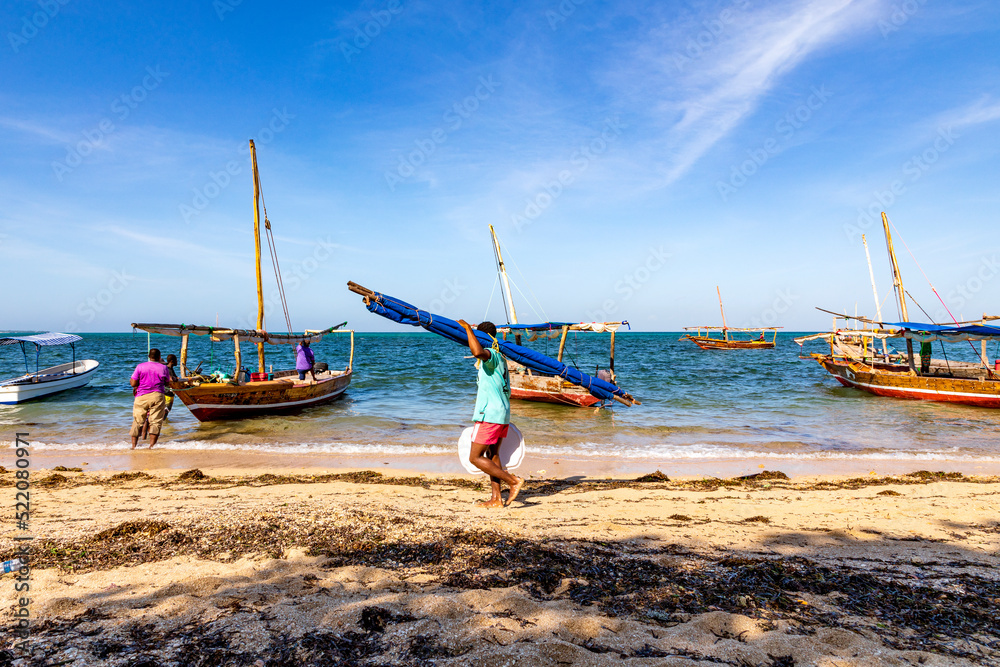 Insel Sansibar im Dorf Fumba, Dhow-Holtboote und Bewohner am Strand ...