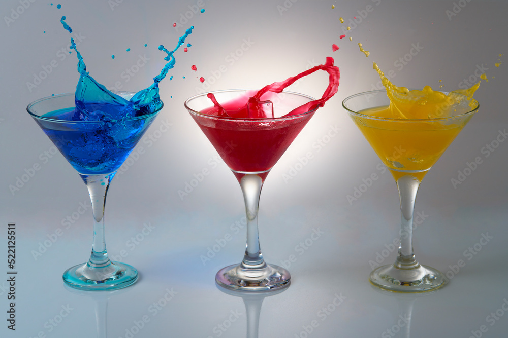 Splash en tres copas de cristal de forma cónica con los tres colores ...