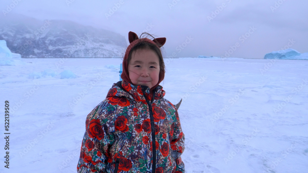 Foto de Growing up in Arctic Greenland sea ice: indigenous child, Inuit ...
