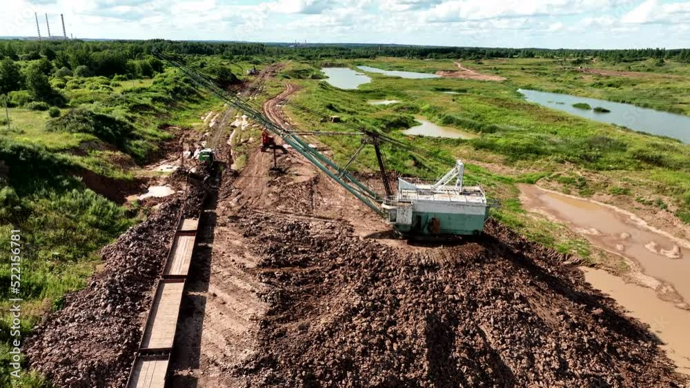 Vidéo Stock Open-pit mining. Dragline excavator load clay in freight ...