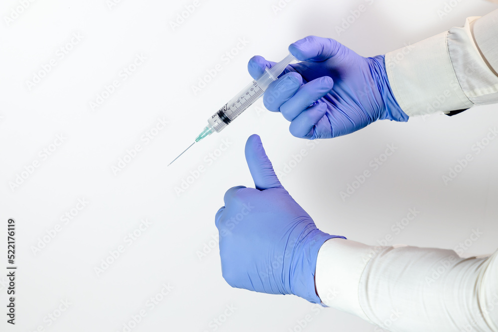 Manos de doctor con guantes quirúrgicos, medicinas y jeringas en ...