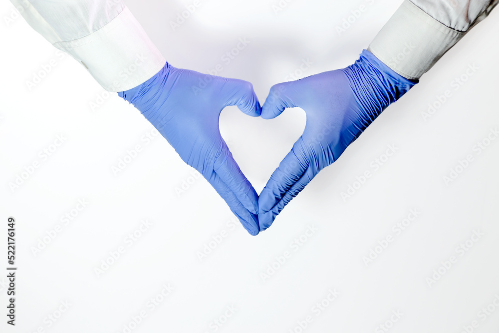 Manos de doctor con guantes quirúrgicos, medicinas y jeringas en ...