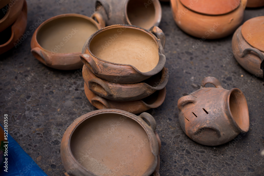 Ollas de barro en una feria de Peru. Concepto de tradiciones. Stock ...
